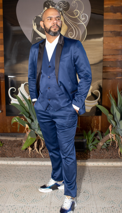 Terno Azul com Tênis Modernos